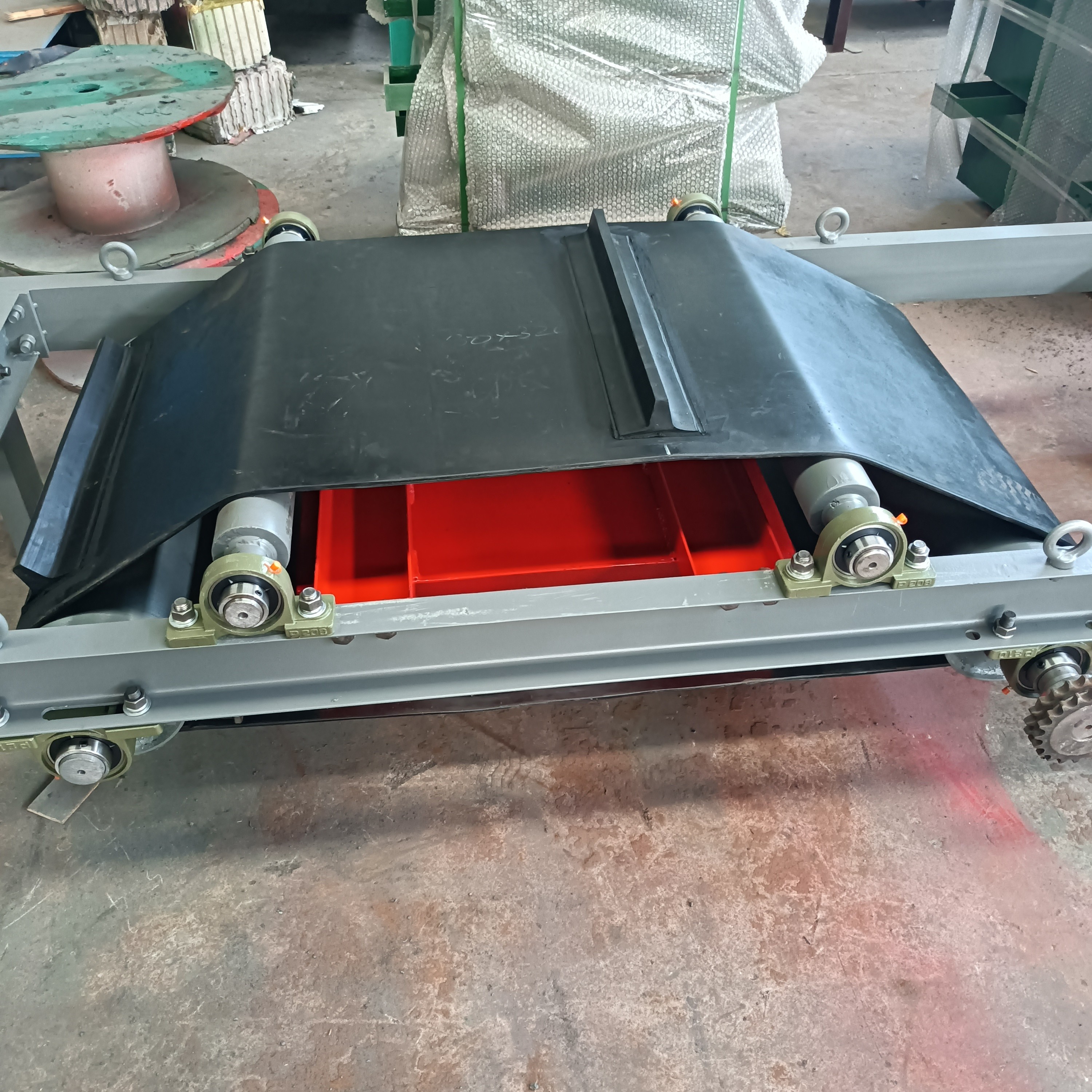 Self-Cleaning Suspended Plate Magnets Cross Belt Separators